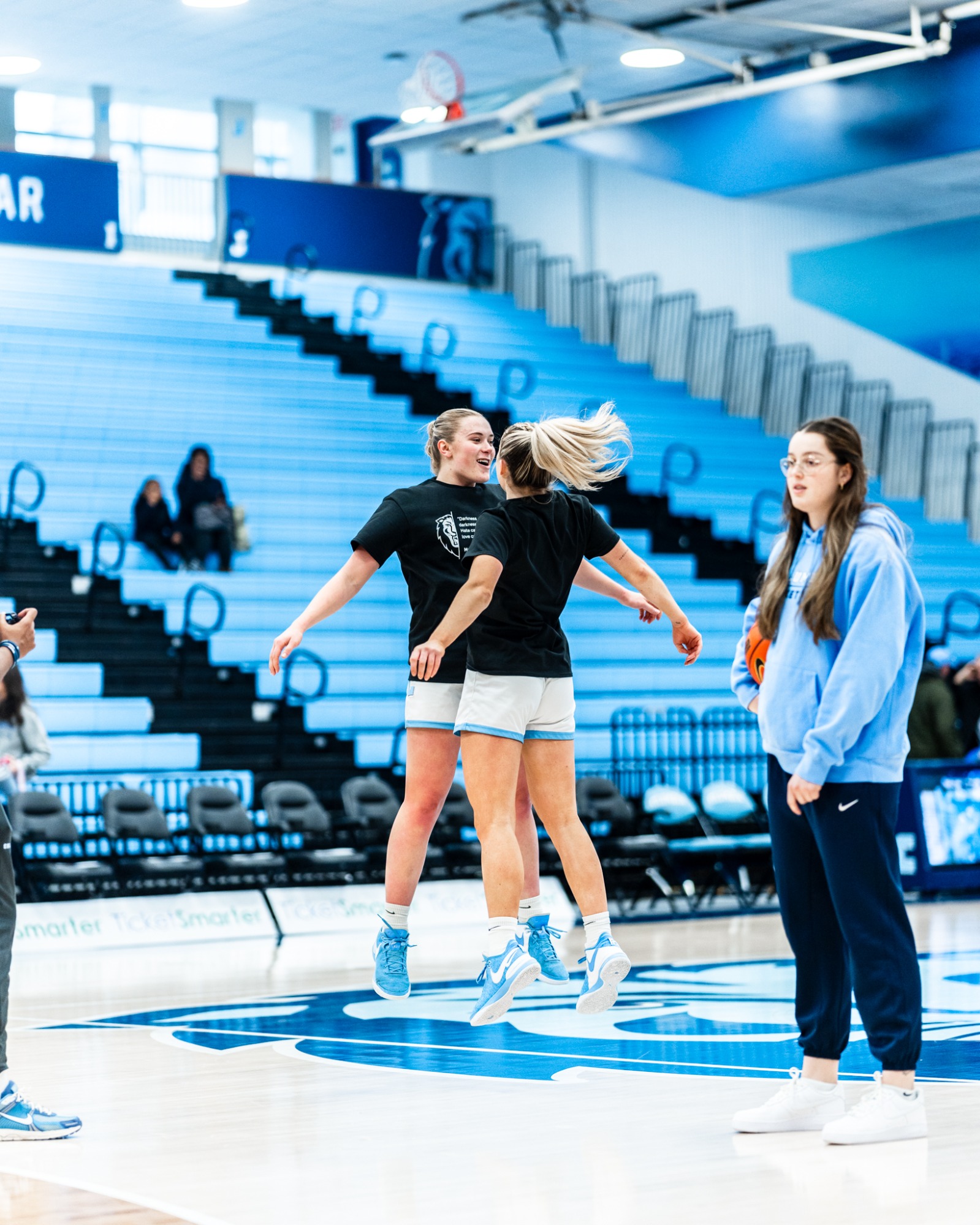 Sisters Fliss and Kitty Henderson team up at Columbia - The IX Basketball